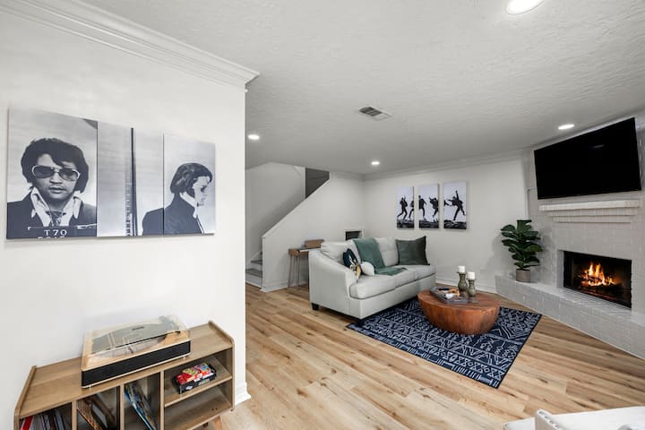 Walkable Montrose 2br | Music Retreat | Sleeps 10 - 