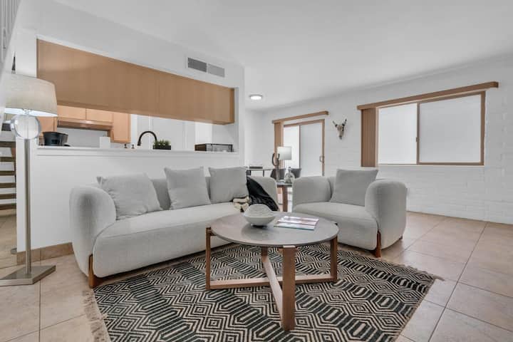 Trendy Cozy Townhome W/ Pool - Tucson