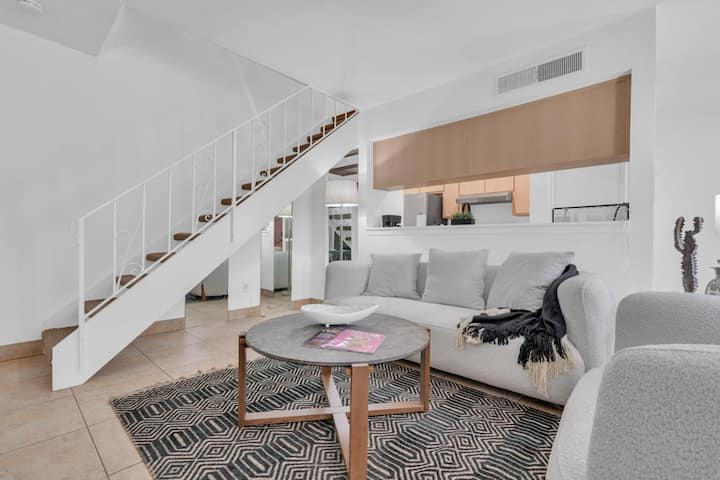 Trendy Cozy Townhome W/ Pool - Tucson, AZ