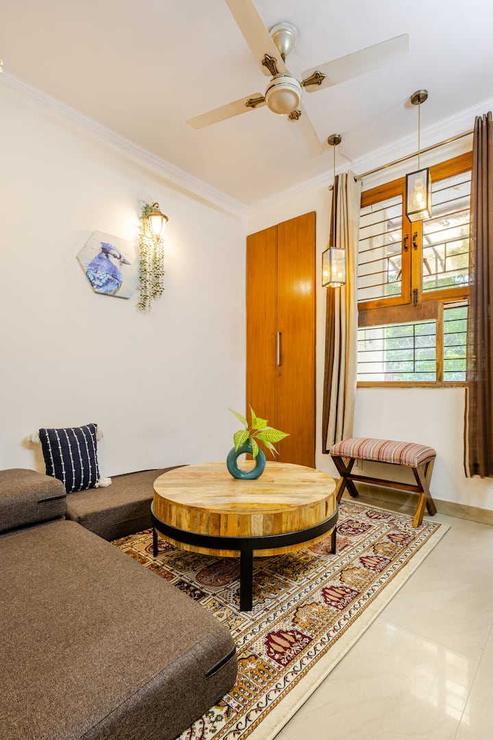 Cosy & Safe, Safari Suite Vasant Kunj Near Airport - Új-Delhi