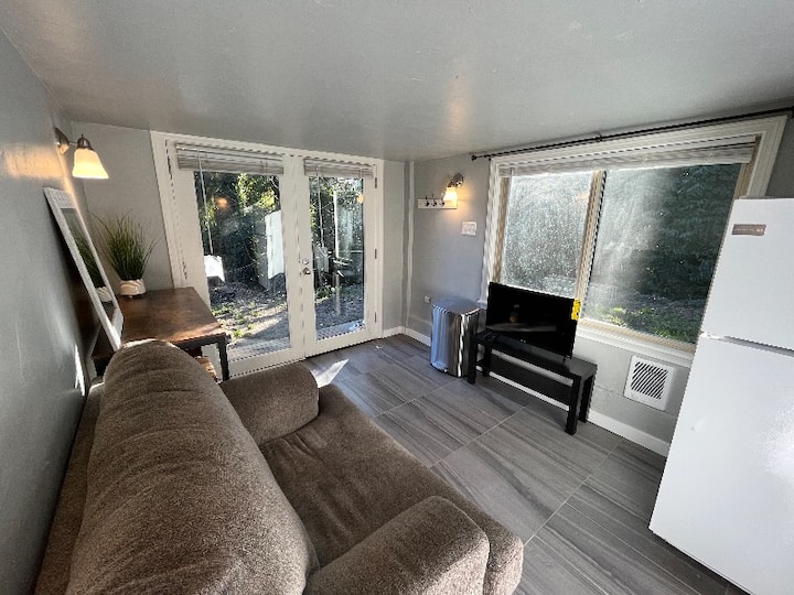 Creekfront Oasis Mil With Hot Tub - Seattle, WA