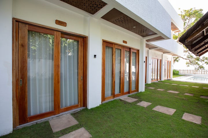 Beach-front Paradise Resort-twin/db Room + Bf - Dauin