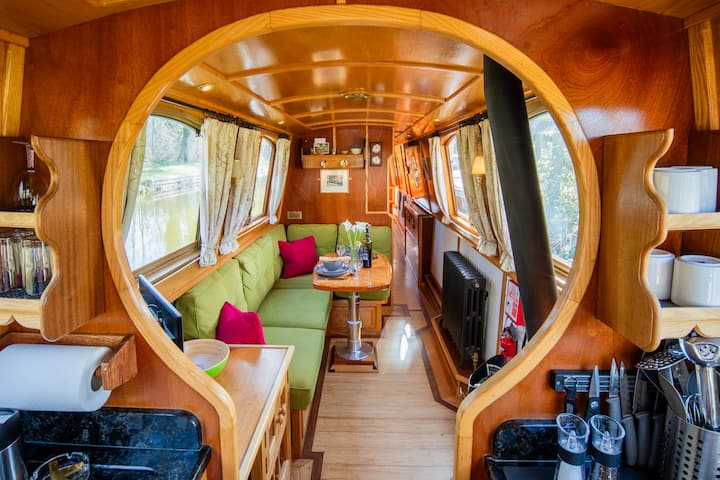 Harrier, A Romantic 1 Bed Houseboat With Bath - Crickhowell