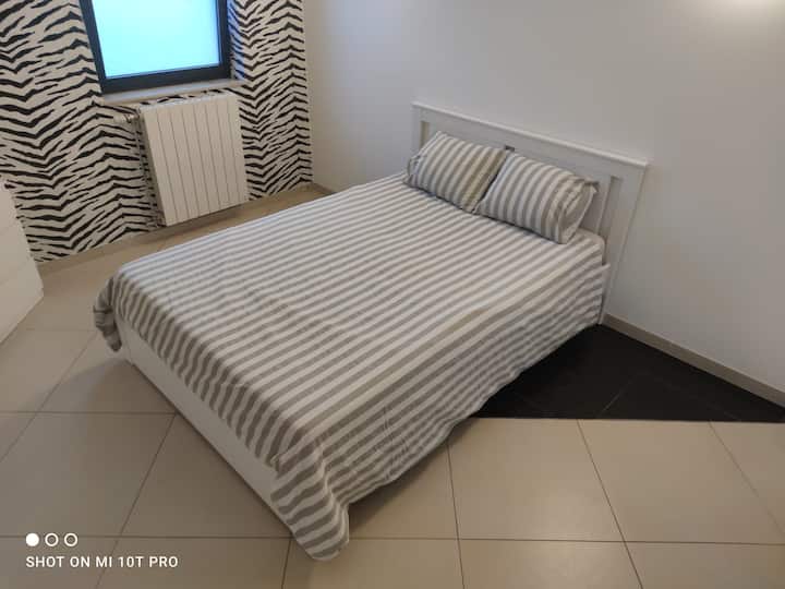 Chambre Dans Villa De Luxe. - Charleroi