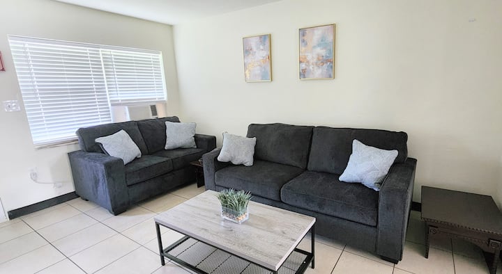 2br Home Near Airport, Bbq Grill, Big Yard & Patio - Camping World Stadium - Orlando