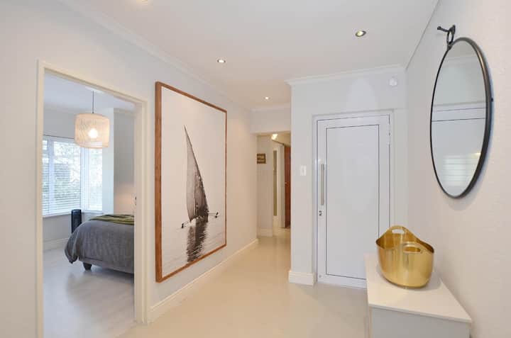 3 Bedroom Apartment, 4 Beds  Green Point - Cape Town