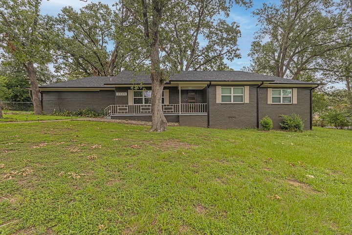 Charming 3-bed, 2 Bath Home Near Medical District - Tyler, TX