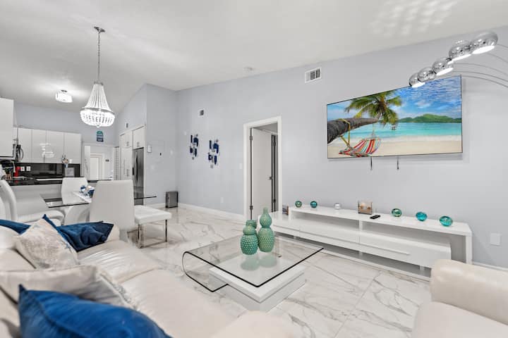 Beachy 4br Retreat W/ Patio – Central Hialeah - 하이얼리아