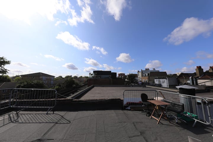 Dollhouse: Iconic Industrial Rooftop Terrace - Londen