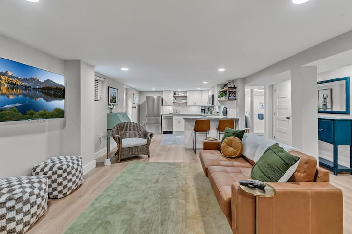 Clean,  Modern Basement Suite - Tacoma, WA