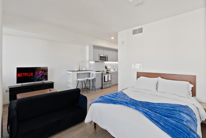 Glamorous West Hollywood - Studio | Pool & Parking - West Hollywood