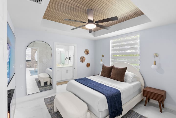 Cozy Coastal Getaway: Free Parking & Wi-fi - Cape Coral, FL