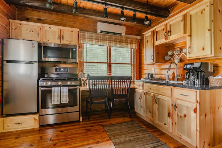 Cozy Bethel Cabin With King Bed - Bethel, PA
