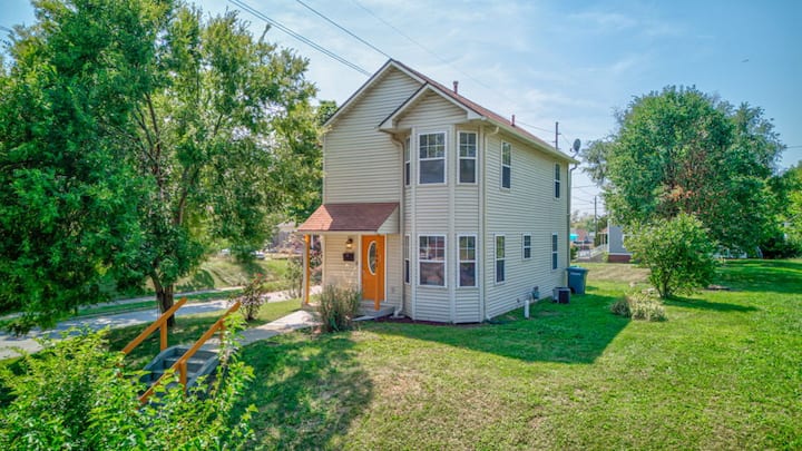 The Butler Villa House 3br W/free Parking - Broad Ripple, IN