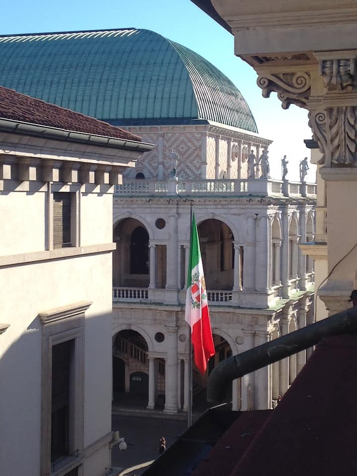 Conte Cavour Piazza Dei Signori - Vicenza, Italia