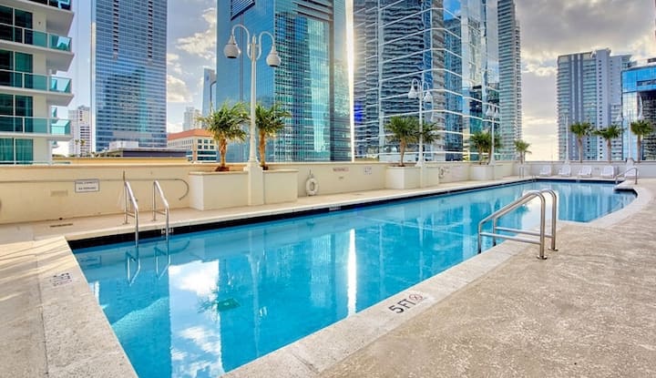 Elegant Centric Vibrant Pool Jacuzzi Free Parking - Miami, FL