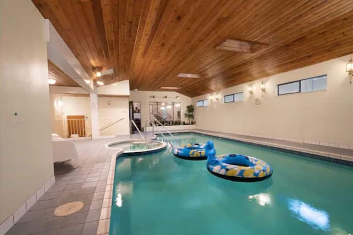 Amazing Pool Home - Free Parking - Vancouver
