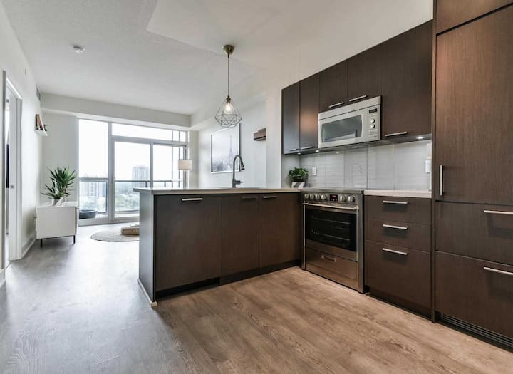 Chic 2-bedroom Condo At Yonge & Sheppard - Toronto, ON