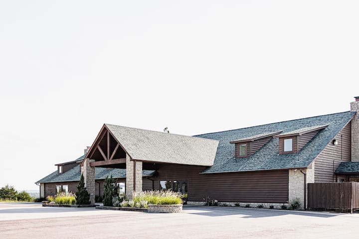 Scenic Venue W/ Cabins & Views - Tulsa, OK
