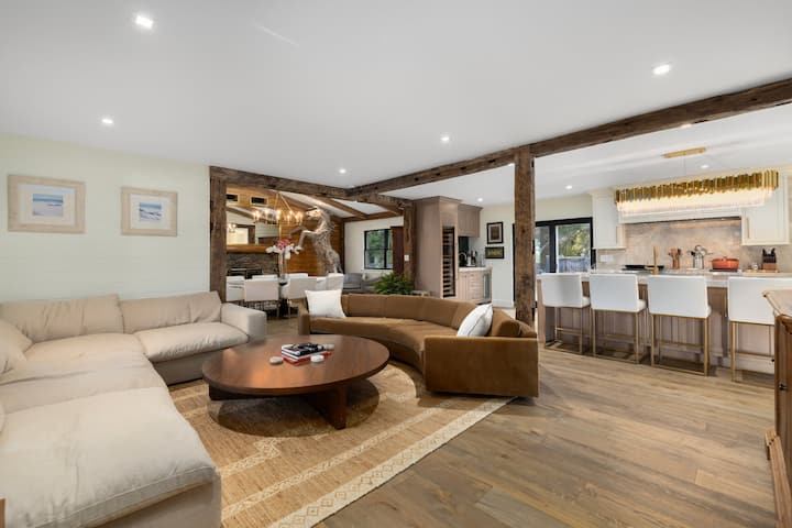 Stunning Farmhouse - Private Pool & Vintage Arcade - Rhode Island