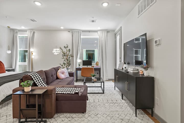 New Build Apt Near Dt | King Bd+work Space+balcony - Dallas, TX