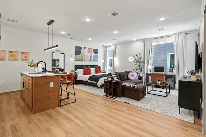 New Build Apt Near Dt W/ King Bd + Lndry + Balcony - Dallas