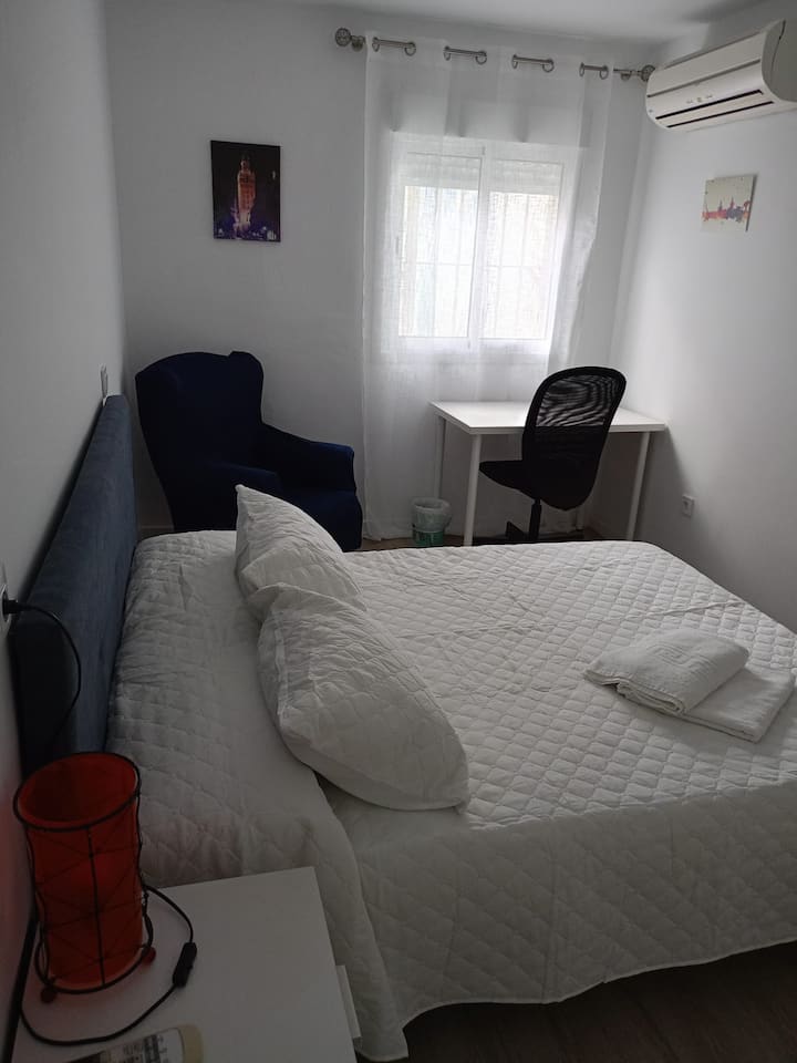 Habitación Para Dos Con Tv Y Aire Acondicionado - Gines