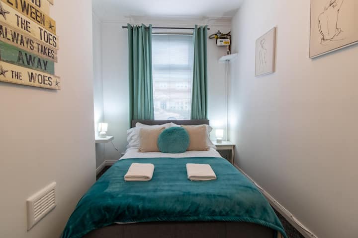 One Bedroom In Tyne And Wear With Free Parking - South Shields