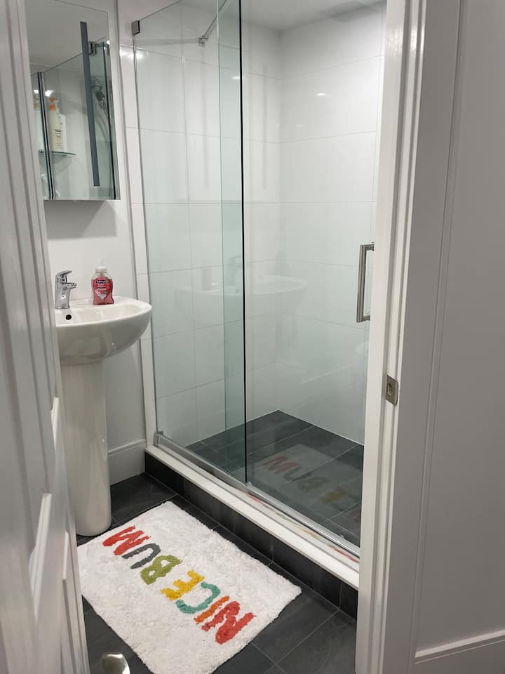 New! Newly Renovated 1 Bedroom + Office - Toronto