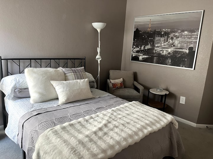 A Spacious And Stylish Retreat In Pflugerville - Round Rock, TX