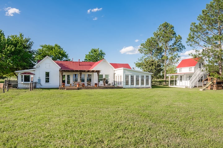 Cozy & Spacious Farmhouse- - Fredericksburg, TX