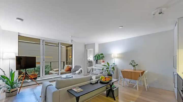 Chinatown 2br | Free Parking | Steps From Bc Place - Vancouver