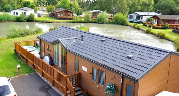 Luxury Lakeside Lodge, With Hot Tub At Tattershall - Woodhall Spa
