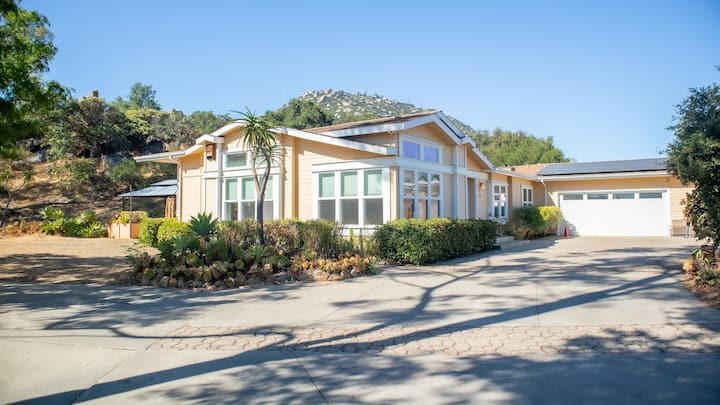 Breathtaking Mountain Retreat House - Sleeps 14! - Poway, CA