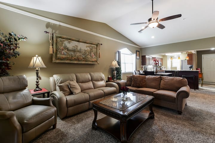Gorgeous Remodeled Luxury Condo-heart Of Branson-affordable-indoor Pool-spacious - Branson, MO