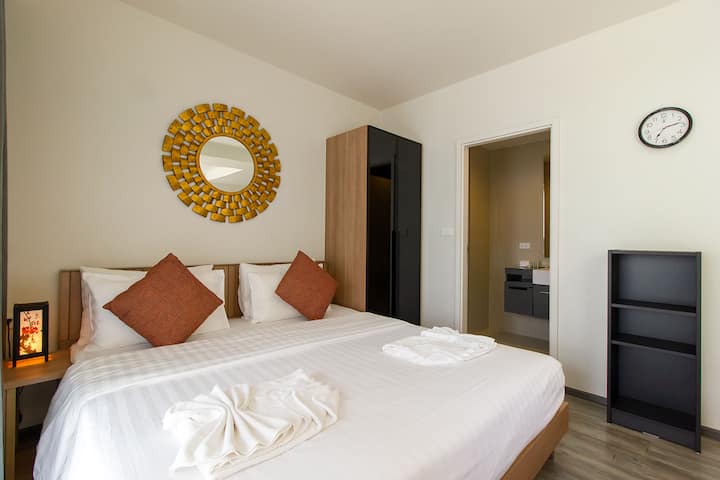 Patong Beach Condo W/2 Pools + Gym + Walk To Beach - Patong