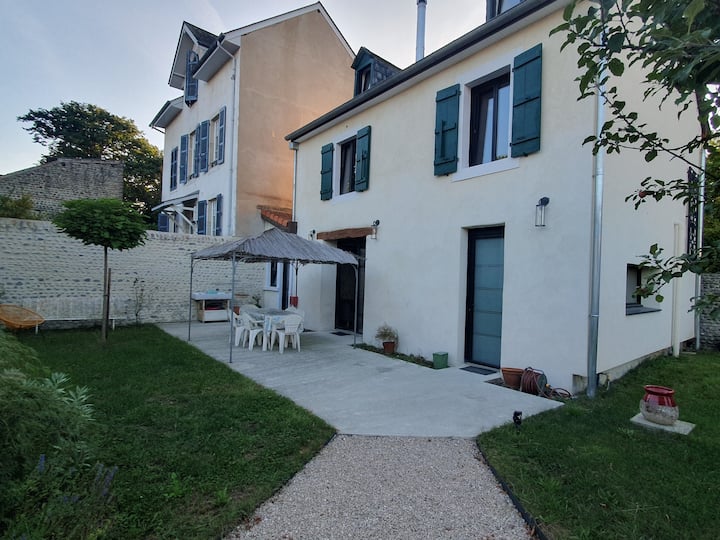 Maison Avec Terrasse Et Jardin - Pau