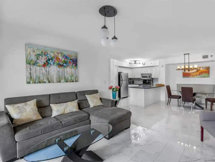 Bright 2br Apt. | Near Aventura Mall & Ocean - Aventura, FL