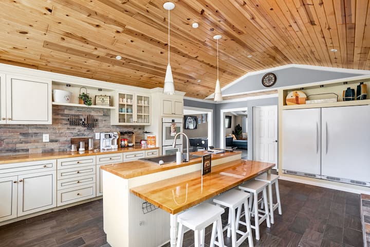 Sleeps 10+/batting Cage/theater! - Zionsville, IN