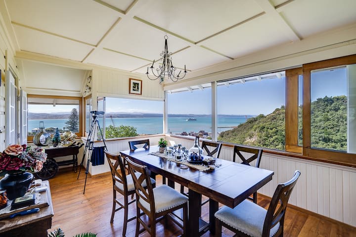 Spectacular Seaviews - Bedroom + Private Bathroom - Napier