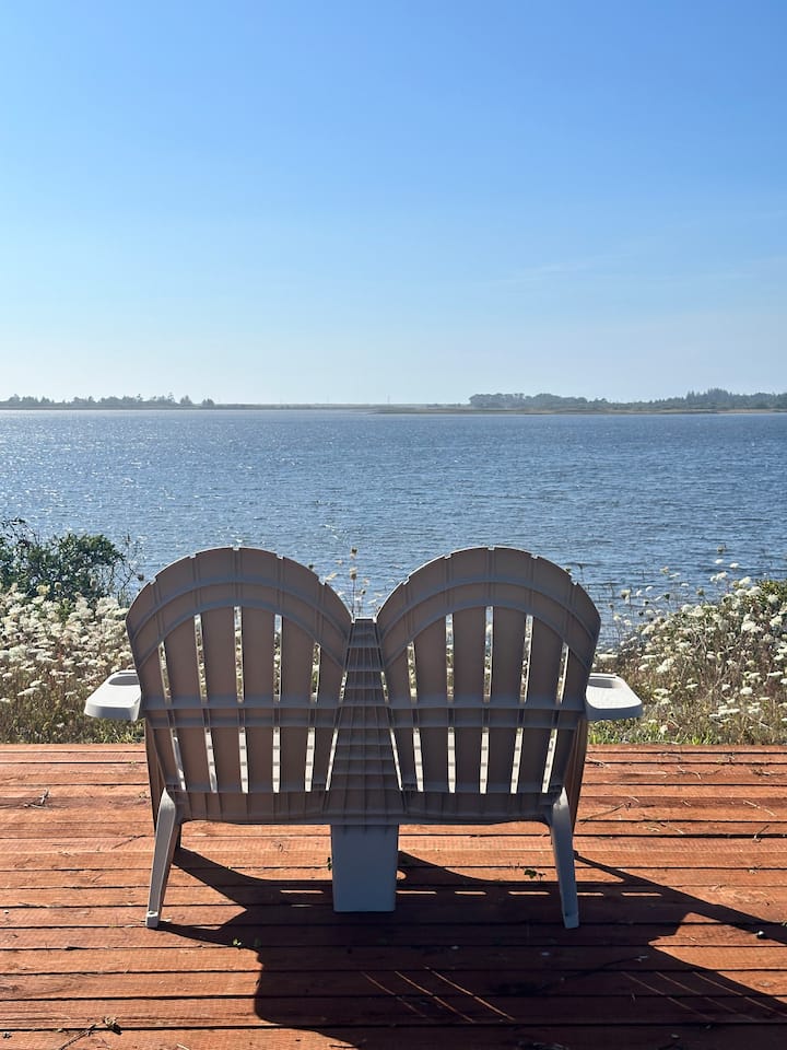 *Lakefront Ranch With A Hot Tub* - Crescent City, CA