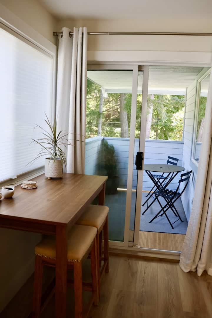 Low Tide Suite: Spacious Seaside Suite W/ King Bed - Parksville