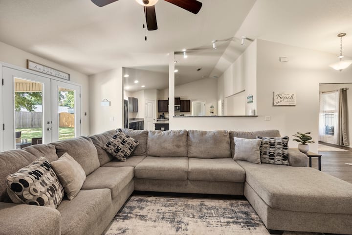 Spacious Home W/ Karaoke | 12 Min To Navarre Beach - Navarre, FL