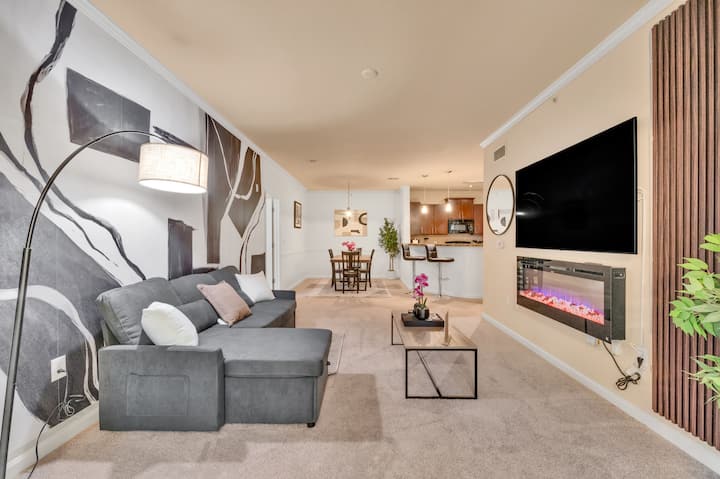 Apt W Gym, King Bed That Sleeps 10 | Pool Is Open! - Charlotte, NC