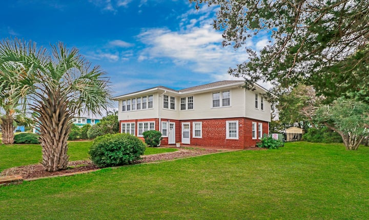 Prestigious Tighlman Estates, Private Pool, Short Walk To Beach And Main St. - North Myrtle Beach, SC