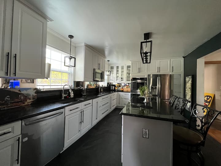 Detroit Garden Flat + Free Parking - Berkley, MI