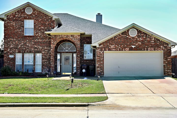 Elegant & Spacious 4-bedroom Oasis With Fast Wi-fi - Arlington, TX