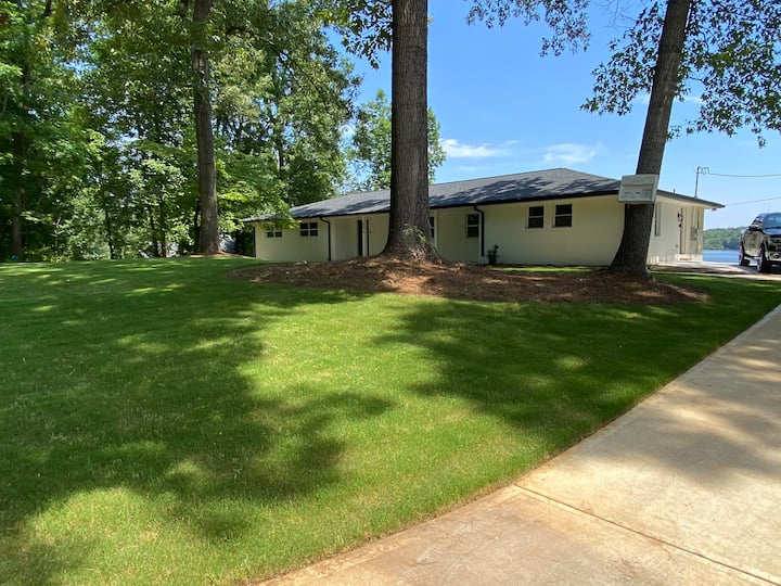 Picturesque 4-bedroom Lakehouse - Stockbridge, GA