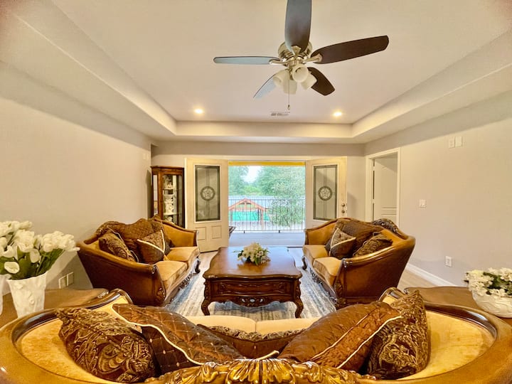 Resort Rosa|9br,6ba,sleep40,host200,12-acre Estate - Cleveland, TX