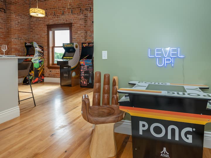 Downtown Luxury Loft | 13-ft Ceilings | Walkable - Kalamazoo